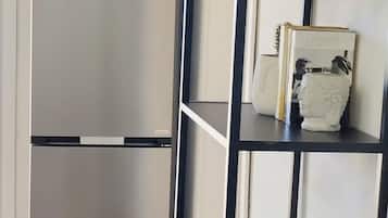 Apartamento Comfort | Cozinha privada | Um frigorífico/congelador grande, uma máquina de café expresso