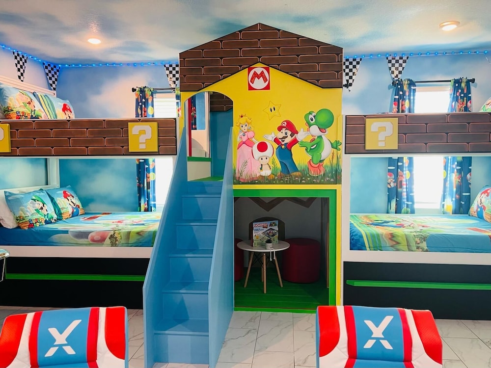 Serenity Lakeview Retreat Stunning Water Views, No Rear Neighbors, Private Pool, Game Room & Star Wars Cinema - Kissimmee