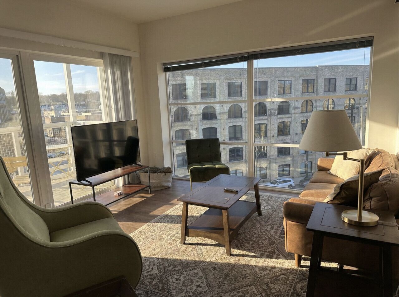East Side 1br Apt - Near Brady St And Fiserv With Balcony - Milwaukee