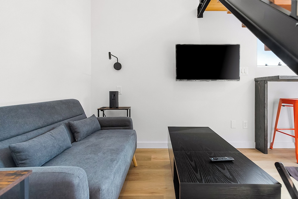 Sleek & Stylish Urban Loft - Des Moines