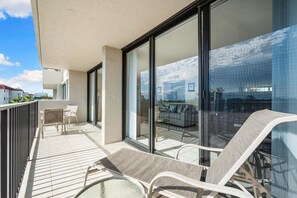 Apartamento em Condomínio Fechado, 1 cama queen-size e sofá-cama (Our House at the Beach - 204W) | Terraço/pátio interior