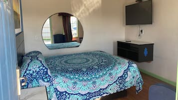 Quarto básico | Ferros/tábuas de passar roupa, Wi-Fi de cortesia, roupa de cama