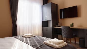 Quarto Duplo Deluxe, 1 cama king-size, vista para o jardim | 1 quarto, secretária, secretária adequada para computadores portáteis