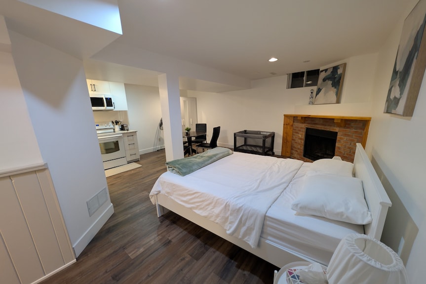 Cozy & Private Suite W/ Private Entrance & Parking - 旺市