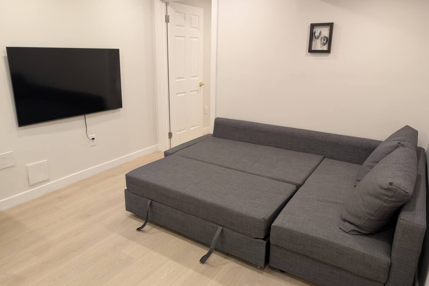 Elegant 1br Apartment W/private Entrance & Parking - Ontario