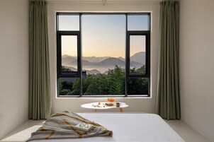 Quarto Duplo, 1 cama queen-size, vista para a colina | Roupa de alta qualidade, edredões de penas 