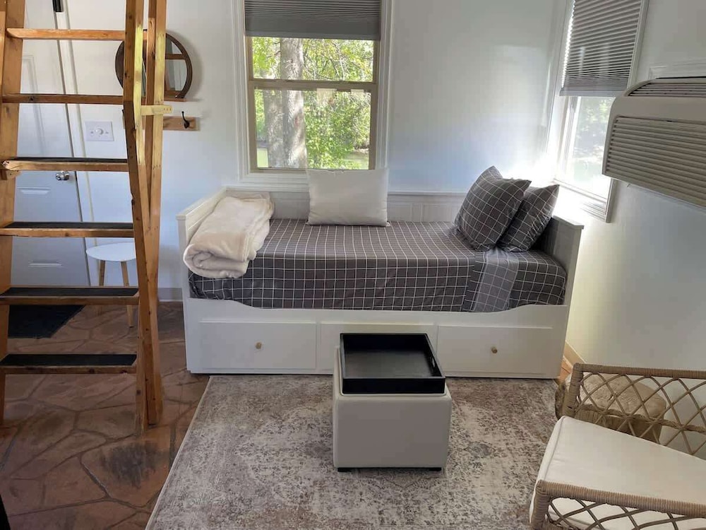 Water’s Edge Cabin: King & Queen Beds (Cabin 4) - Caplinger Mills | Vrbo