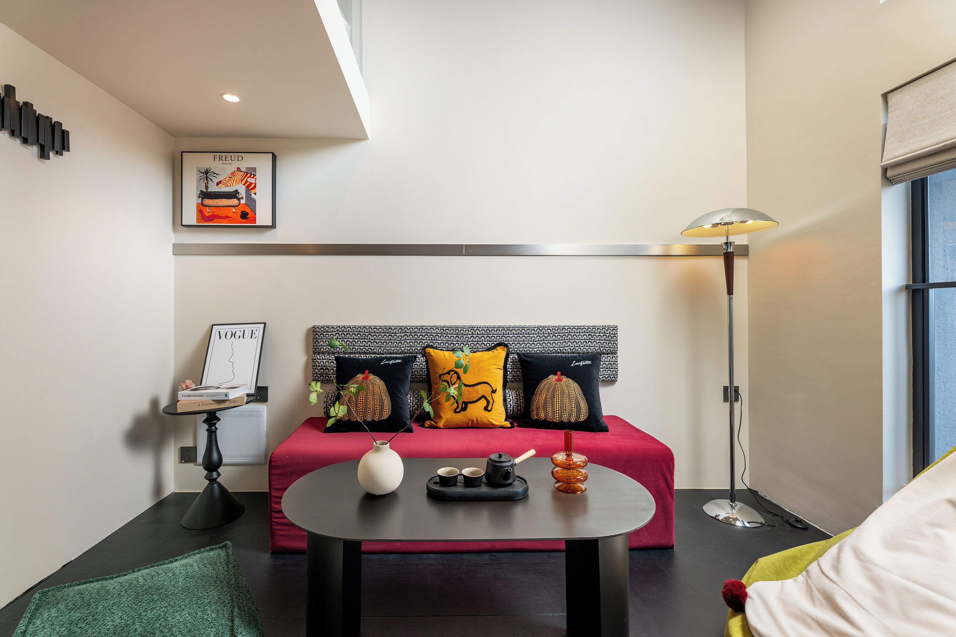 Uma sala de estar moderna com um sofá, uma mesa de centro e um abajur.