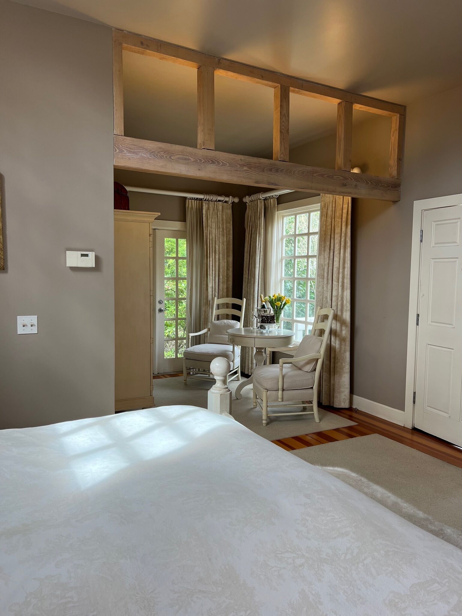 Burbank Suite\nhistoric Cedar Mansion Bungalows - Kutch, Sonoma