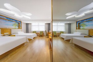 Quarto casal superluxo | Roupas de cama premium, edredons de pluma, frigobar, escrivaninha
