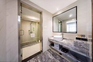 Quarto Duplo Superior, Vista para a cidade | Casa de banho | Um polibã, um chuveiro fixo, artigos de higiene pessoal grátis