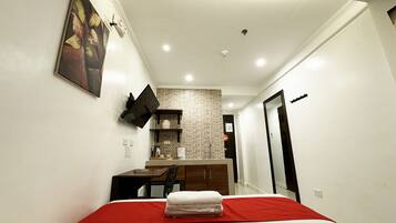 Quarto Duplo Deluxe, 1 cama queen-size | Secretária adequada para computadores portáteis