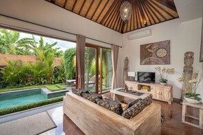 Villa Familiar, vista para a piscina | Sala de estar | Televisor de ecrã plano de 40 polegadas com canais por cabo, televisor 