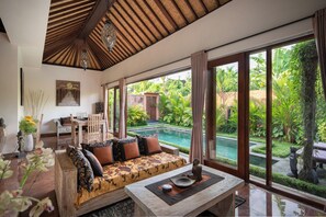 Villa Familiar, vista para a piscina | Sala de estar | Televisor de ecrã plano de 40 polegadas com canais por cabo, televisor 