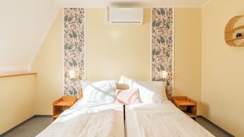 Quarto casal luxo, vista para o rio | Escrivaninha, espaço de trabalho para notebook, cortinas blackout