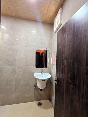 Chuveiro, chinelos, toalhas de banho, sabonete