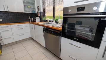 Vila superior, vista para o mar | Cozinha privada | Geladeira, micro-ondas, fogão, lava-louças