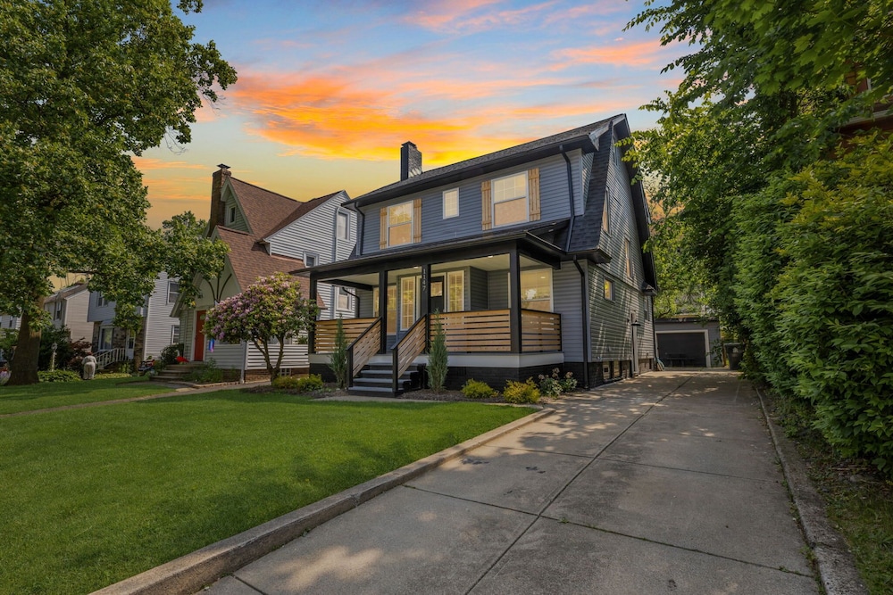 Stylish 3BR in Cleveland Hts | Close to Clinic, UH - Cleveland Heights ...