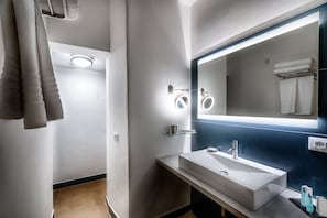 Quarto casal ou duplo standard | Banheiro | Chuveiro, secador de cabelo, toalhas de banho, sabonete