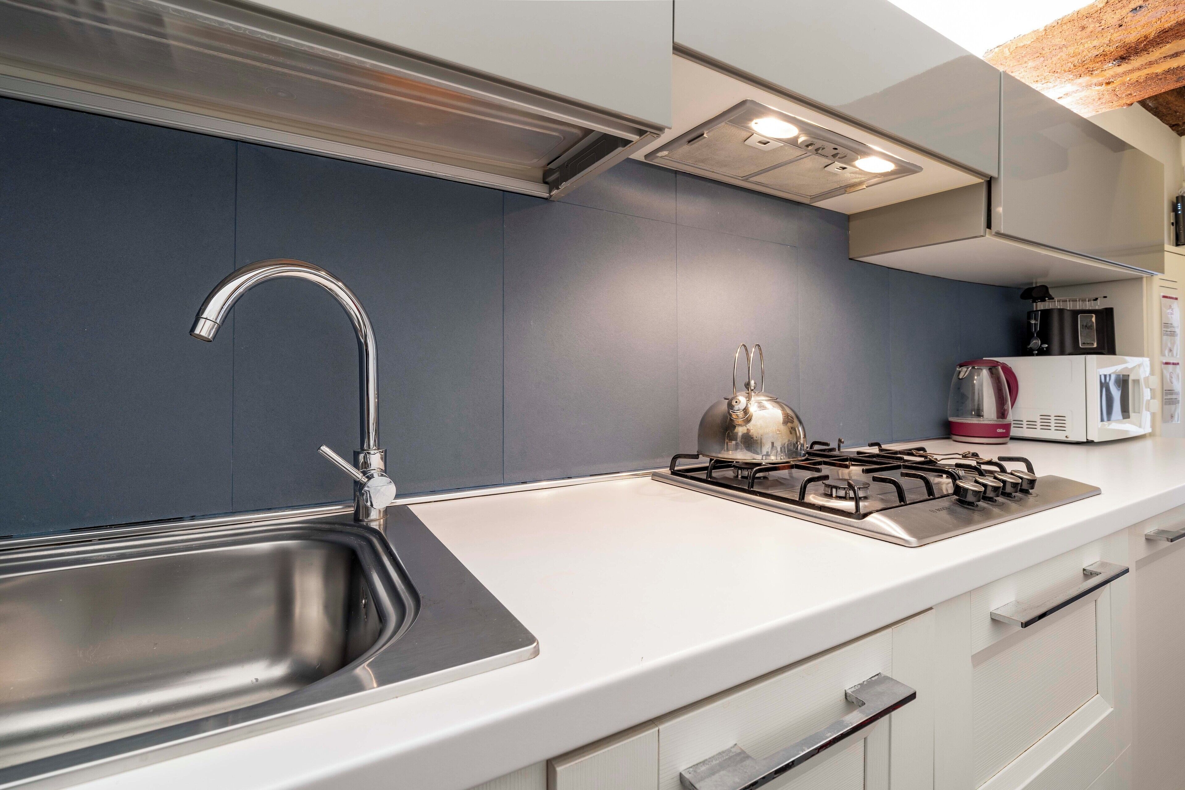 Apartamento Básico | Cozinha privada | Uma máquina de café expresso, uma cafeteira/bule 