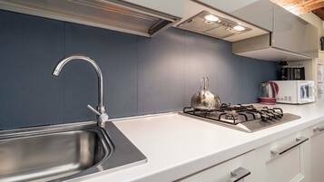 Apartamento Básico | Cozinha privada | Uma máquina de café expresso, uma cafeteira/bule