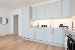 Apartamento Standard | Cozinha privada | Um frigorífico/congelador grande, um micro-ondas, um forno