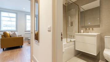 Apartamento Standard | Casa de banho | Um secador de cabelo, toalhas fornecidas, sabão, champô