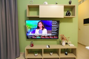 Apartamento standard, 2 quartos, sacada, ao lado da piscina | Área de estar | TV 40 polegadas com canais digitais