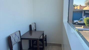 Quarto Triplo Standard, 3 quartos | Terraço/pátio interior