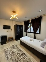 Quarto solteiro standard, 1 cama King | Frigobar, espaço de trabalho para notebook, quartos à prova de som