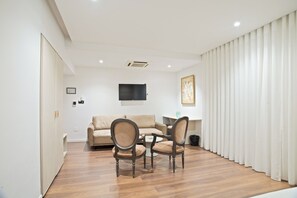 Quarto casal luxo | Área de estar | TV