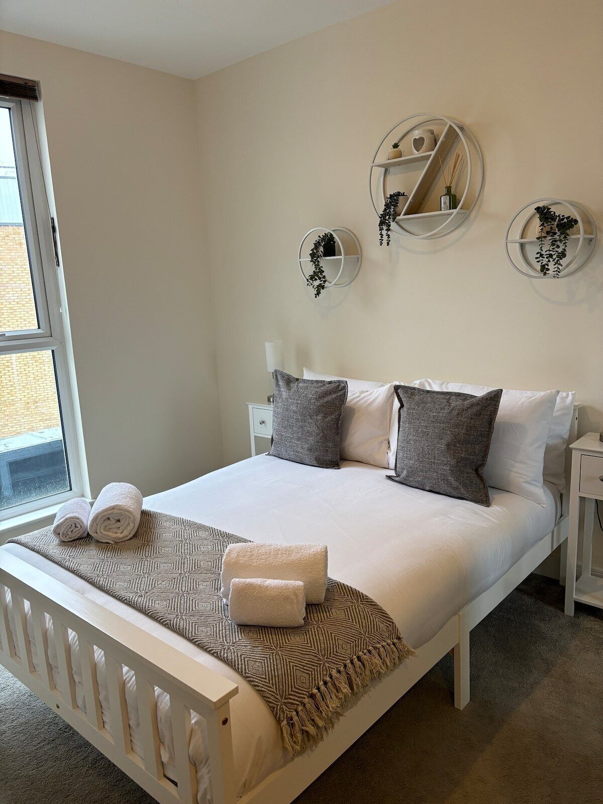 Addlestone- 15 Mins To Lhr. - Woking