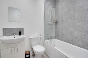 Quarto família | Banheiro | Produtos de toalete grátis, secador de cabelo, toalhas de banho 