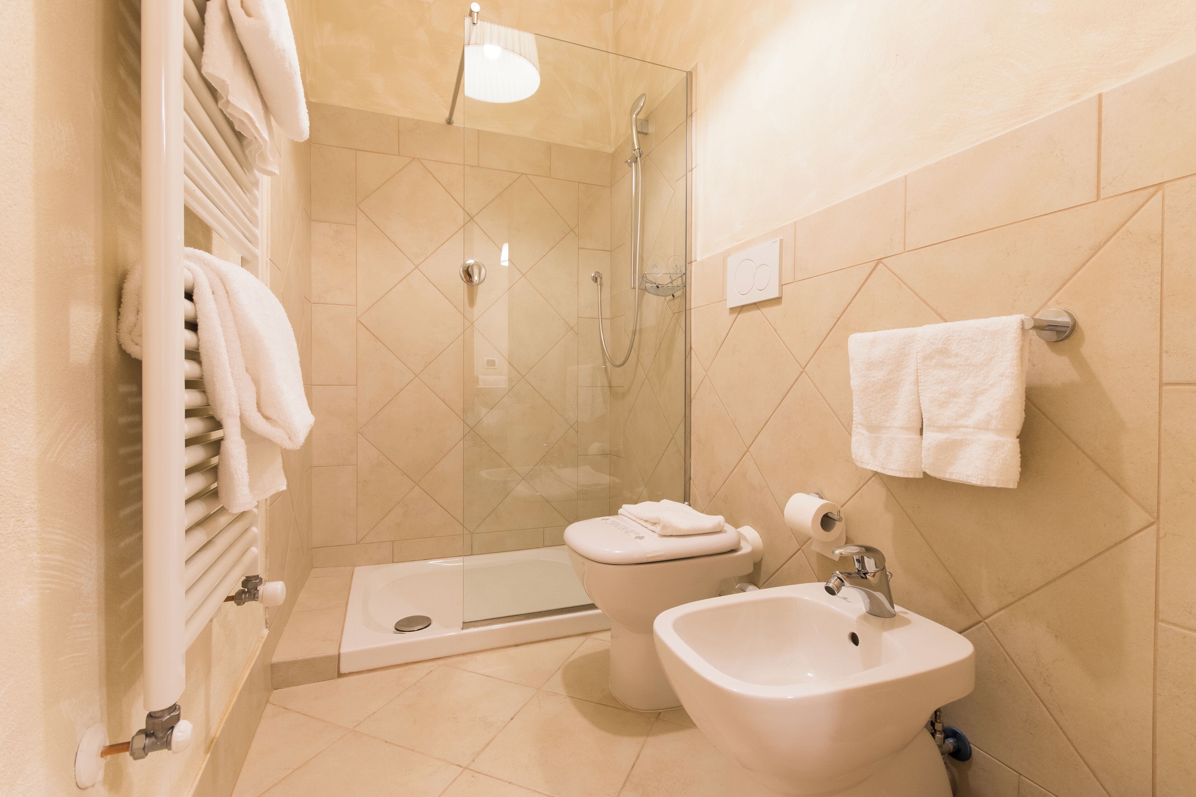 Apartamento família | Banheiro | Chuveiro, produtos de toalete grátis, secador de cabelo, chinelos