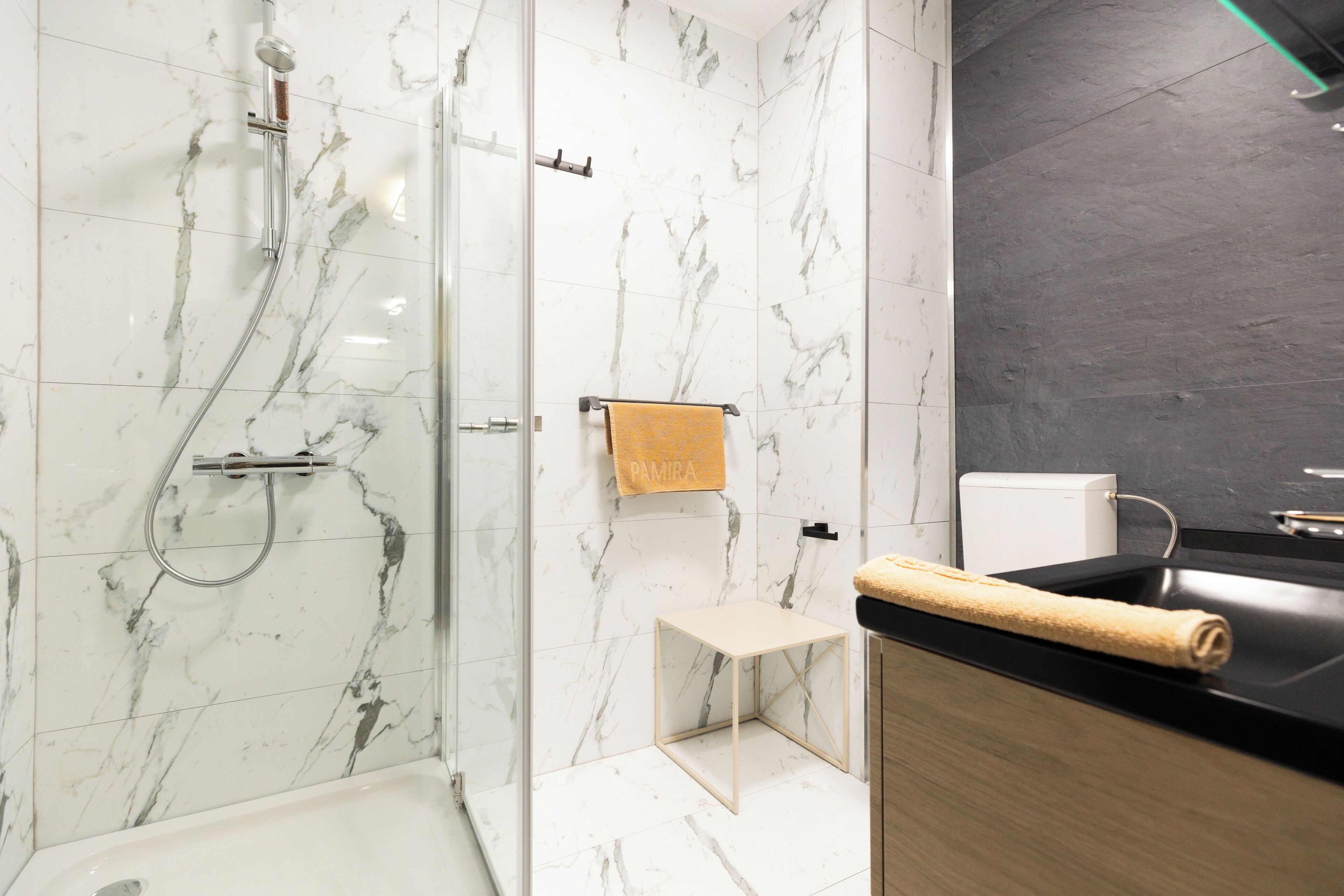 Apartamento conforto | Banheiro | Produtos de toalete grátis, sabonete, shampoo, papel higiênico