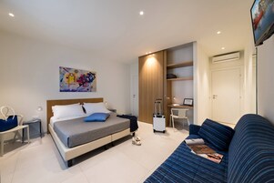 Quarto Triplo Básico, varanda | Cofre no quarto, secretária, cortinas/cortinados opacos 