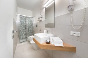 Quarto Duplo ou Twin Superior | Casa de banho | Um secador de cabelo, toalhas fornecidas, sabão, champô 