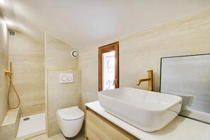 Apartamento família | Banheiro | Chuveiro, secador de cabelo, toalhas de banho, sabonete