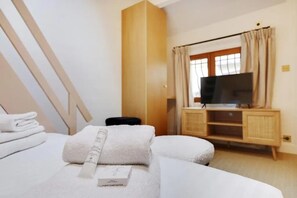 Apartamento superior | 1 quarto, espaço de trabalho para notebook, Wi-Fi de cortesia