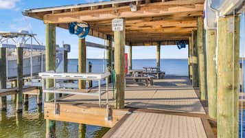 Apartamento em Condomínio Fechado, várias camas (Bayview 55) | Marina