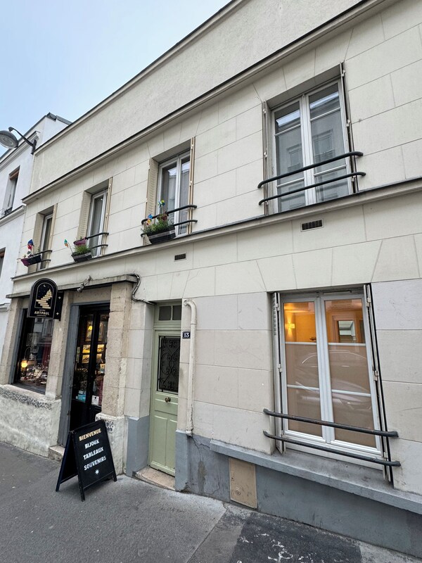 Montmartre Romantic - Paris