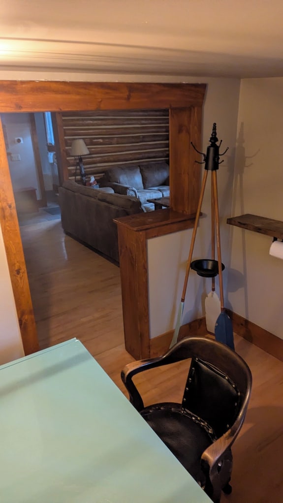 Cozy 2-bedroom Suite In The Forest Near Multiple Restaurant/ Pubs. Braggcreek - Alberta