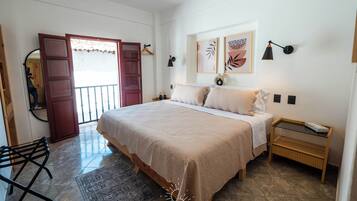 Master Suite with mountain view and balcony | 1 quarto, edredões de penas, com decoração personalizada