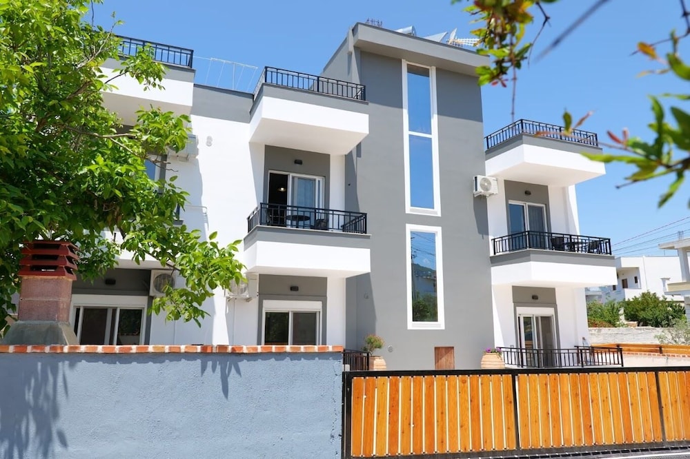 Julies Vila - Ksamil