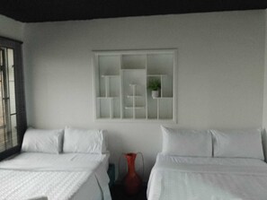 Quarto Twin Comfort, Vista para a cidade | Secretária 