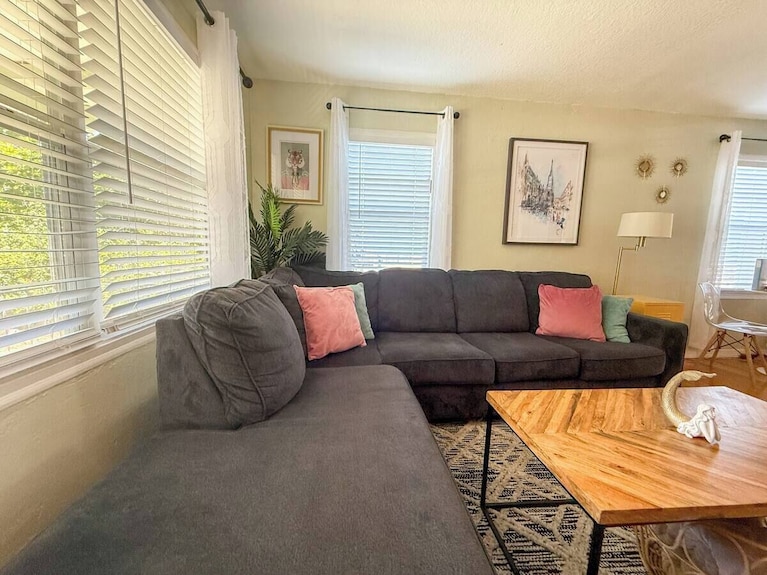 Charming 3-bedroom House With Heated Pool In Lake Worth Beach - Lake Worth, FL