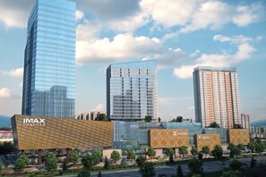 Paisagem urbana moderna com arranha-céus, incluindo IMAX e outros edifícios comerciais.