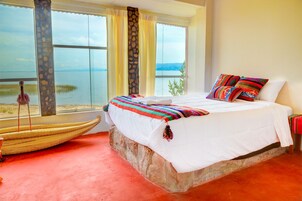 Quarto Superior, pátio, vista para o lago | Secretária, secretária adequada para computadores portáteis 