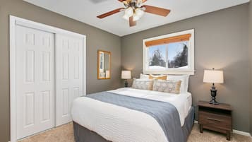 Casa, várias camas, varanda, vista para o jardim (1220 Juniper Ct) | 5 quartos, individualmente decorados, individualmente mobiliados