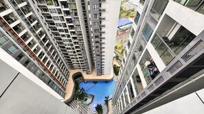 Apartamento, varanda, vista para o jardim | Secretária adequada para computadores portáteis 